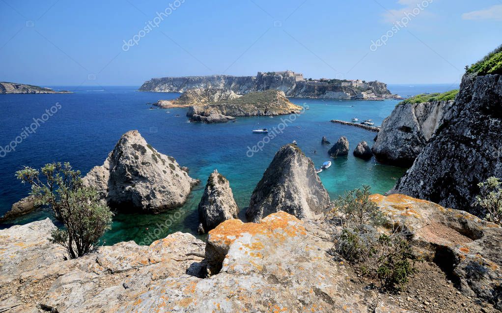 Puglia, Italia, agosto de 2018, paisaje marino de las islas Tremiti con ...