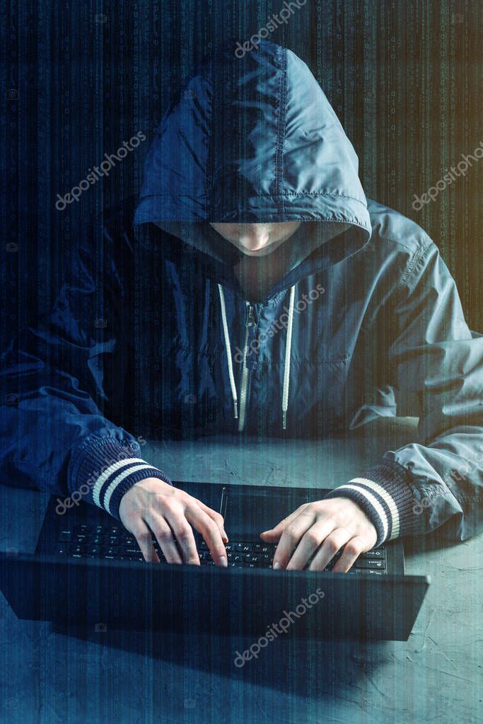 Hacker adolescente programador utiliza un ordenador portátil para ...