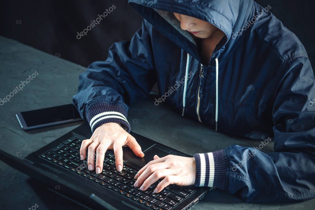 Hacker adolescente programador utiliza un ordenador portátil para ...