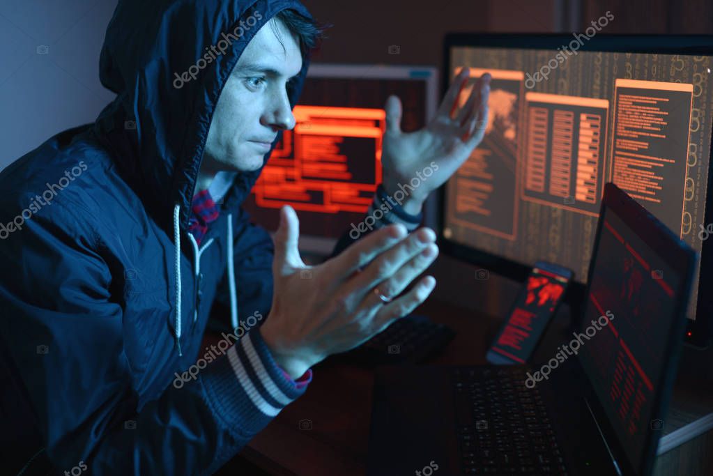 Hombre hacker celebra el éxito con un gesto de la mano. Un intento ...