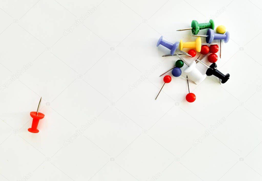 Pines de oficina en el lugar de trabajo. Vista superior aislada sobre ...