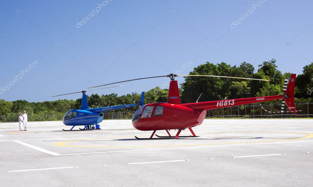 Helic pteros rojos y azules para excursiones de placer en helic ptero est n estacionados y ...