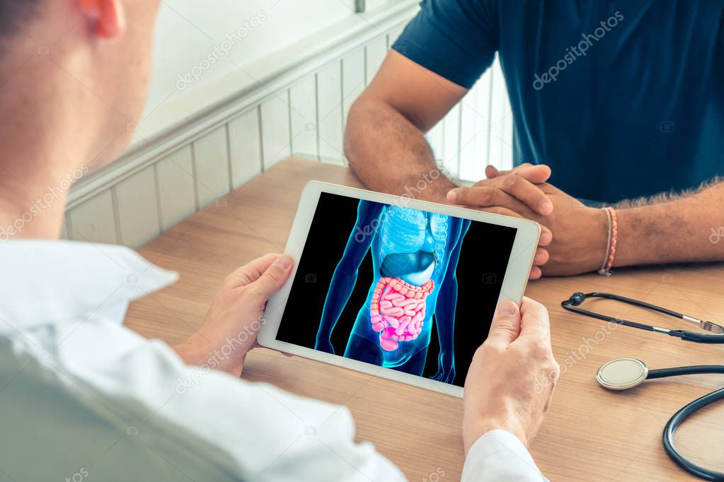 Médico sosteniendo una tableta digital con tecnología de rayos X 3D del ...