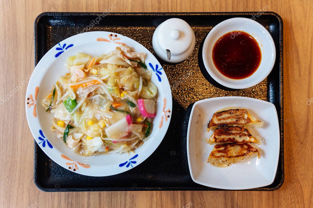 Vista superior de Champon Ramen (un plato de fideos que es una cocina ...