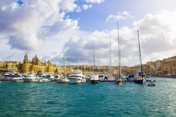 La vale ta malta fotos de stock, imágenes de La vale ta malta sin ...