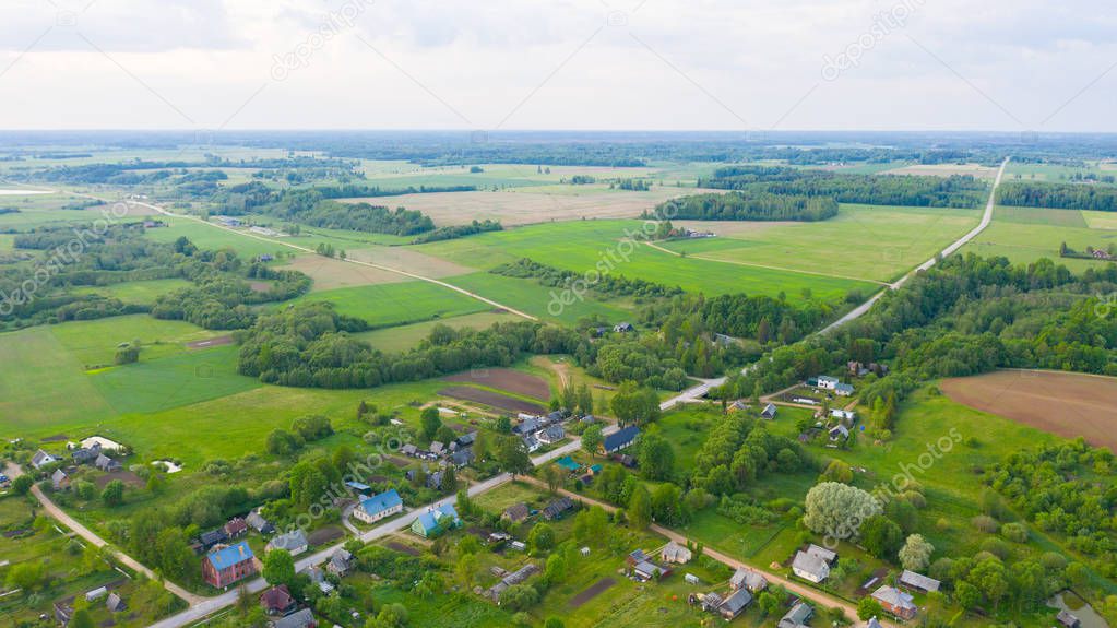 Vista aérea desde el dron en Akniste en Letonia. Hermosos paisajes en ...