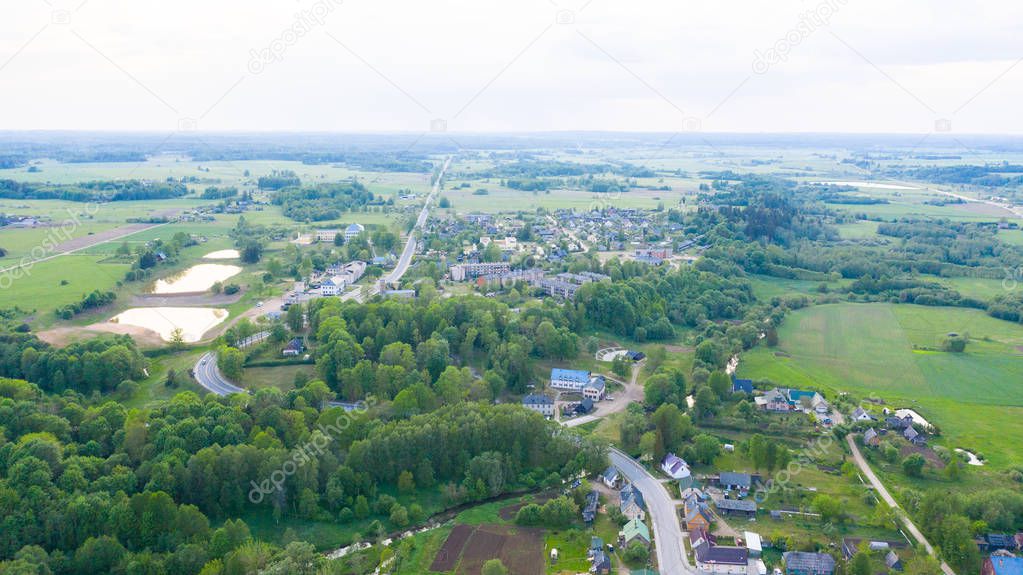 Vista aérea desde el dron en Akniste en Letonia. Hermosos paisajes en ...