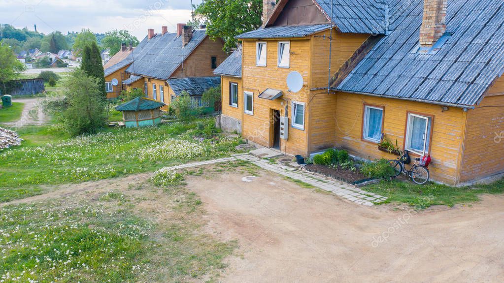 Vista aérea desde el dron en Akniste en Letonia. Hermosos paisajes en ...