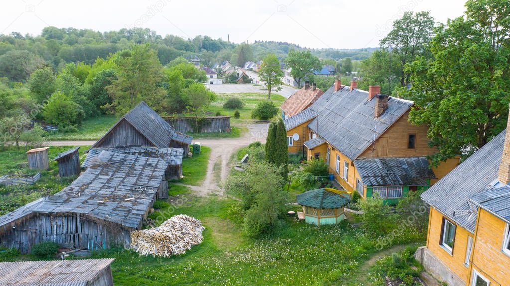 Vista aérea desde el dron en Akniste en Letonia. Hermosos paisajes en ...