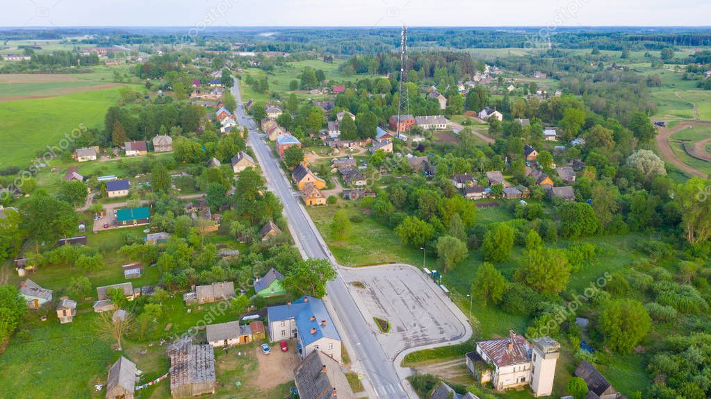 Vista aérea desde el dron en Akniste en Letonia. Hermosos paisajes en ...
