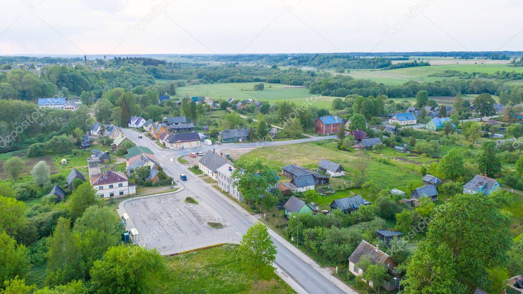 Vista aérea desde el dron en Akniste en Letonia. Hermosos paisajes en ...