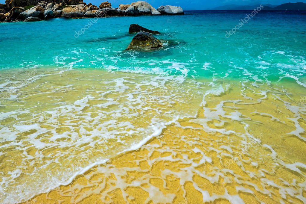 Maravillosos colores de las playas de Virgin Gorda, Islas Vírgenes Británicas 2024
