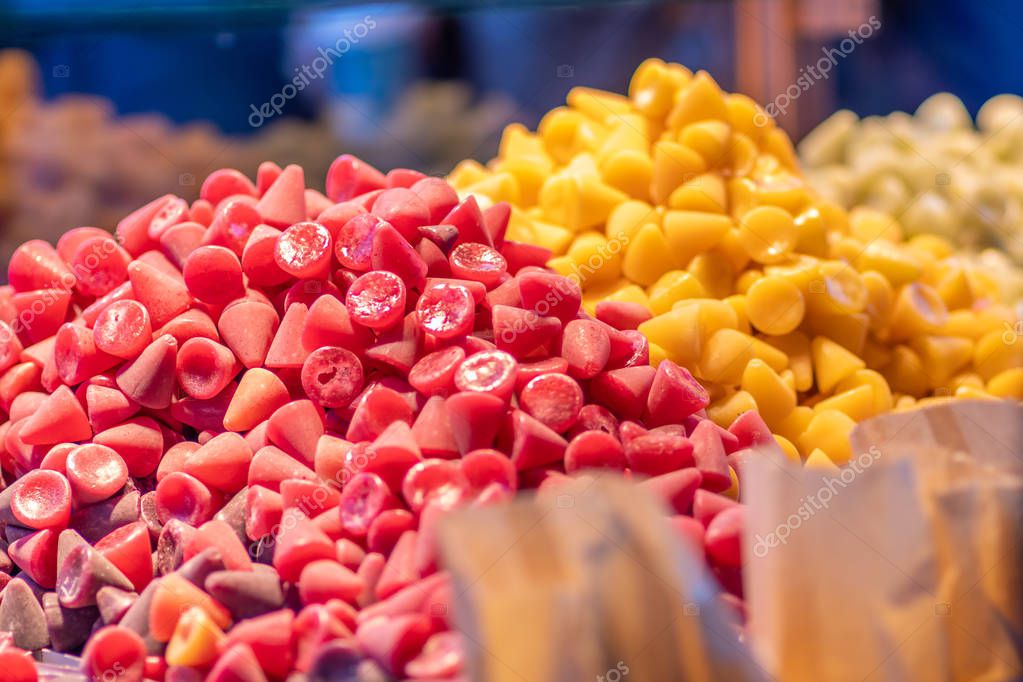 Un cuberdon, también conocido como "neuzeke", "tsoepke", "tjoepke ...