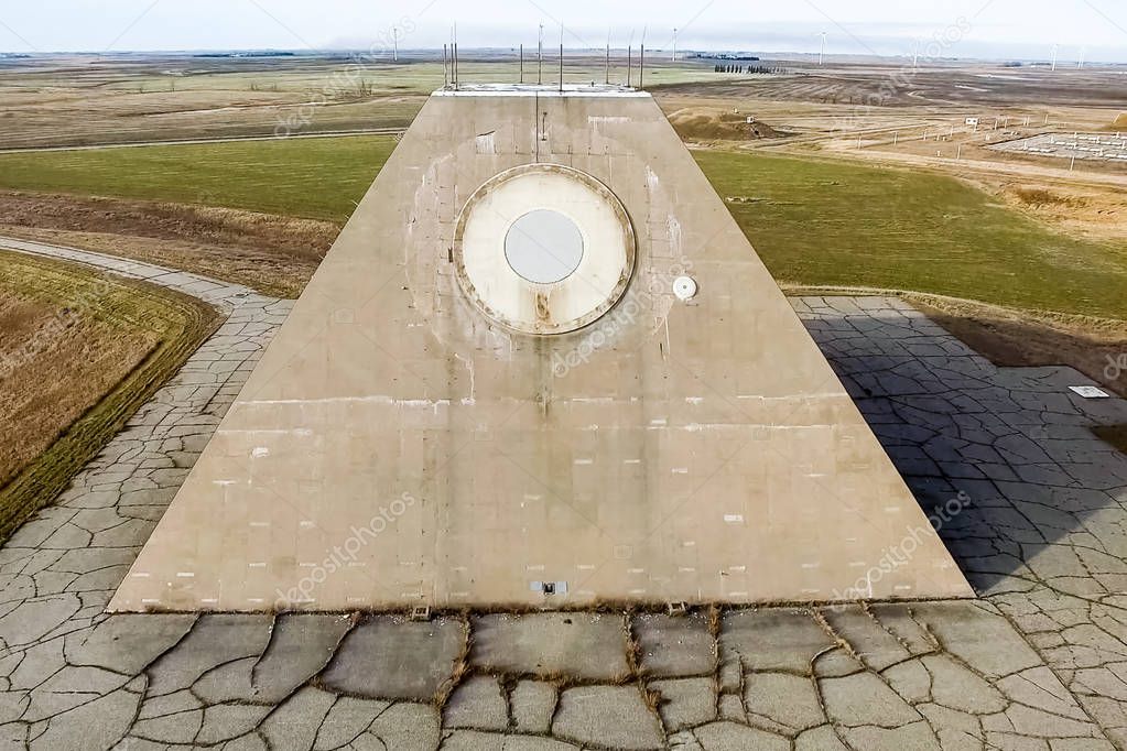 La construcción del radar de radio en forma de pirámide en la base ...