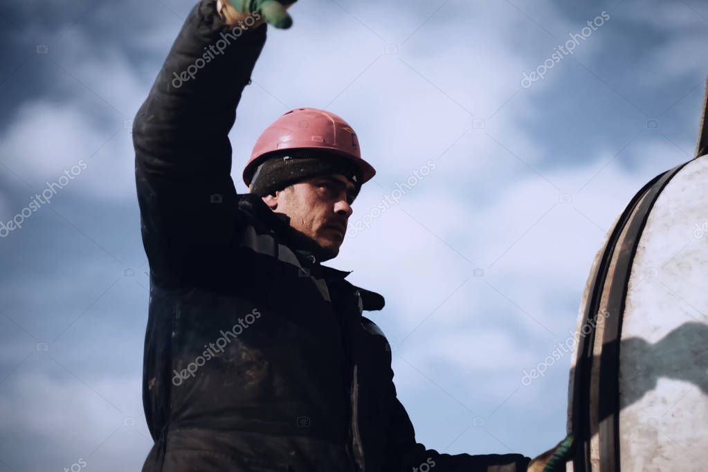 Irkutsk, Rusia 24 de marzo de 2017: Slinger en el trabajo. Carga ...