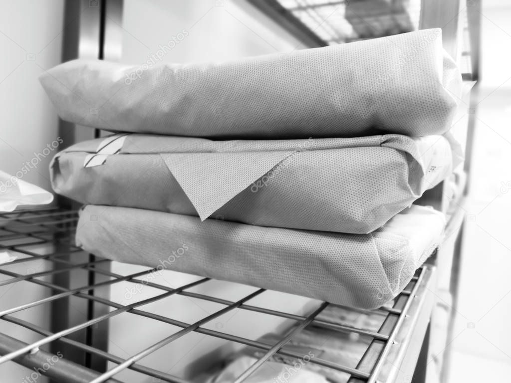 Instrumento quirúrgico estéril envuelto en blanco y negro 2024