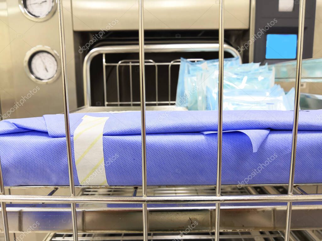 Instrumentos quir rgicos arreglados en el carro para la esterilizaci n del vapor 2024