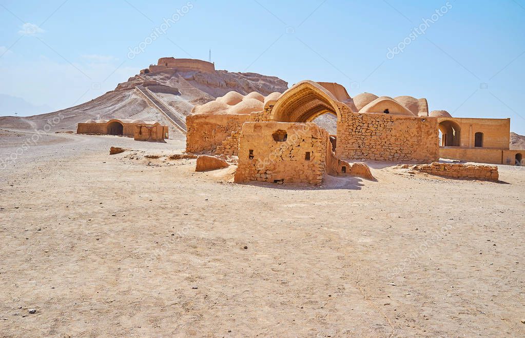 El desierto junto a Yazd cuenta con numerosos monumentos antiguos, como ...