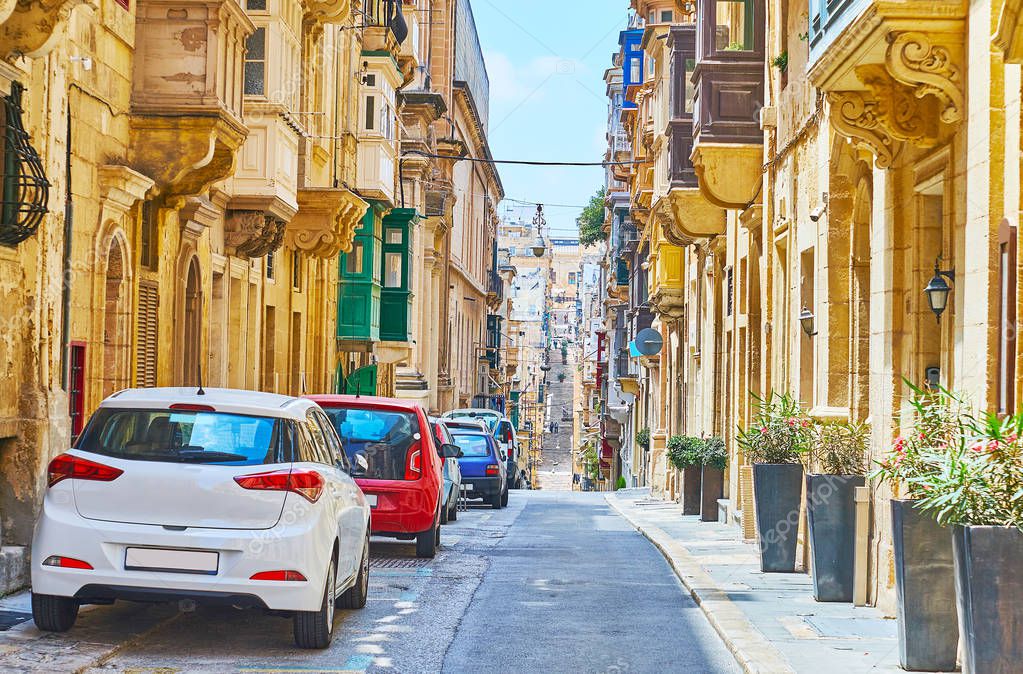 Camine a lo largo de los altos edificios históricos densamente ...