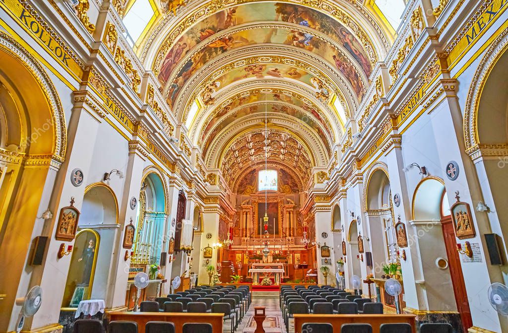 VICTORIA, MALTA - 15 de junio de 2018: El interior ricamente decorado de la histórica iglesia de ...