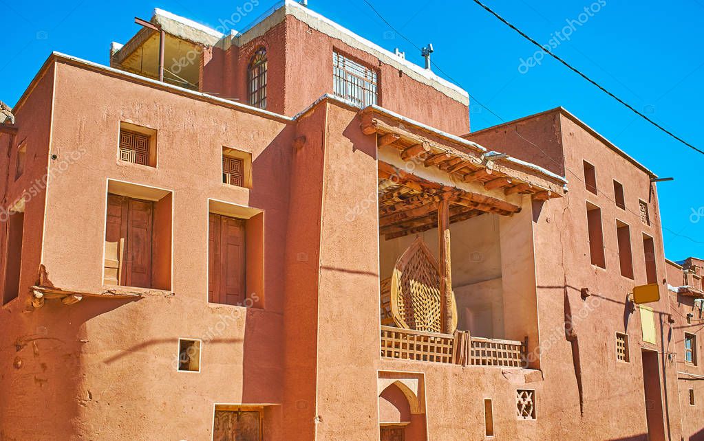 La fachada de la antigua mezquita de la aldea de Abyaneh con paredes de ...