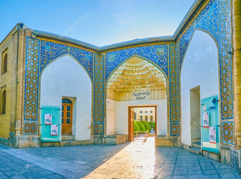 ISFAHAN, IRÁN - 19 de octubre de 2017: El colorido portal principal ...