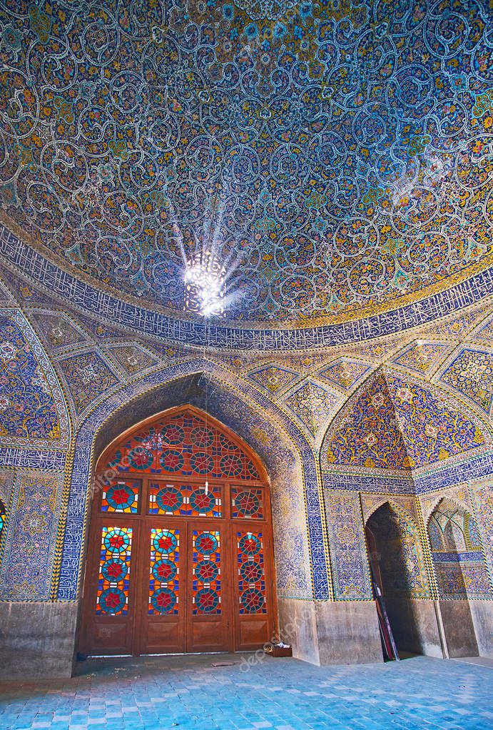 ISFAHAN, IRÁN - 21 DE OCTUBRE DE 2017: Interior de la mezquita Seyed ...