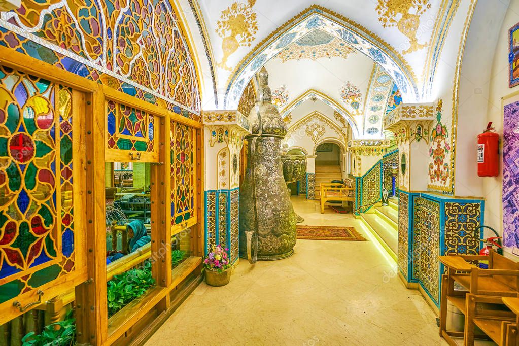 ISFAHAN, IRÁN - 19 DE OCTUBRE DE 2017: El elegante interior del ...
