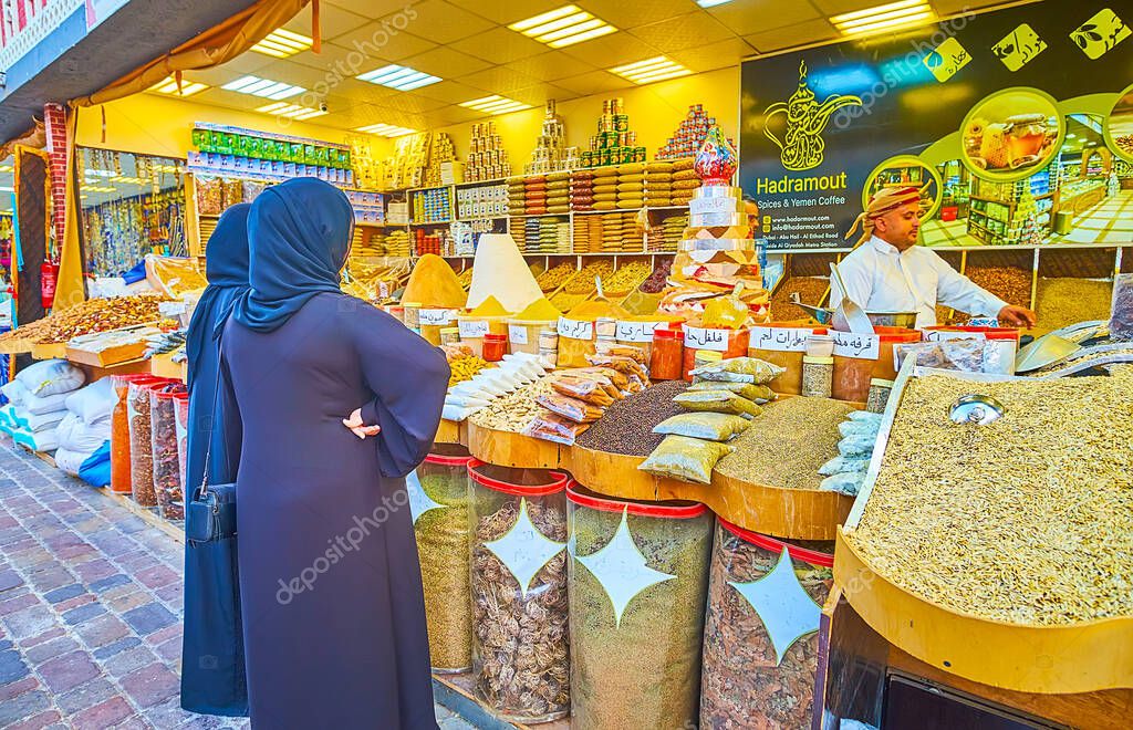 DUBAI, Emiratos rabes Unidos - 5 de marzo de 2020: Las mujeres eligen las especias en el puesto ...