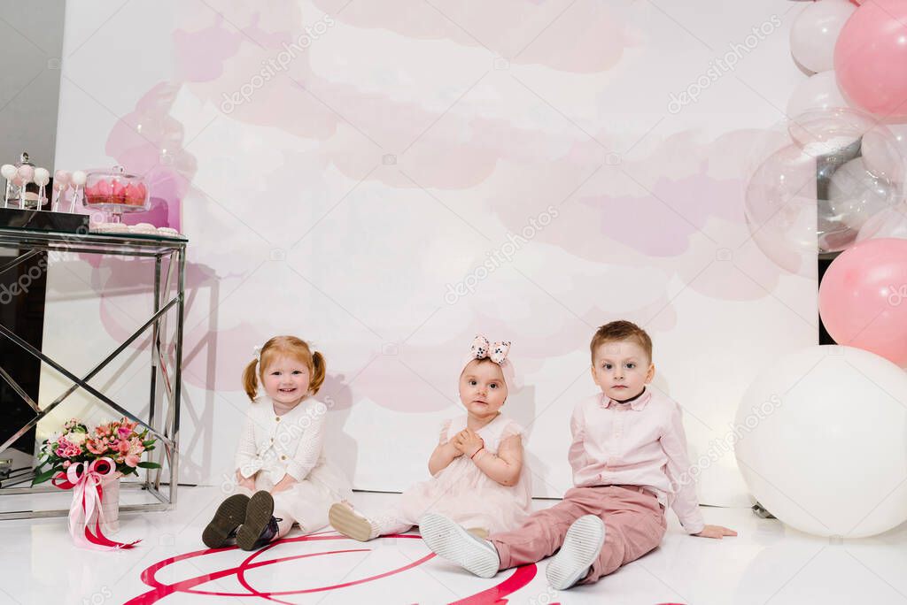 Retrato de un ni o y ni as peque a princesa de lujo en vestido sobre fondo globos de color rosa ...