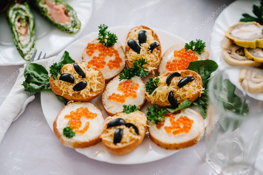 Aperitivos ligeros en un plato en una mesa buffet. Surtido de mini ...