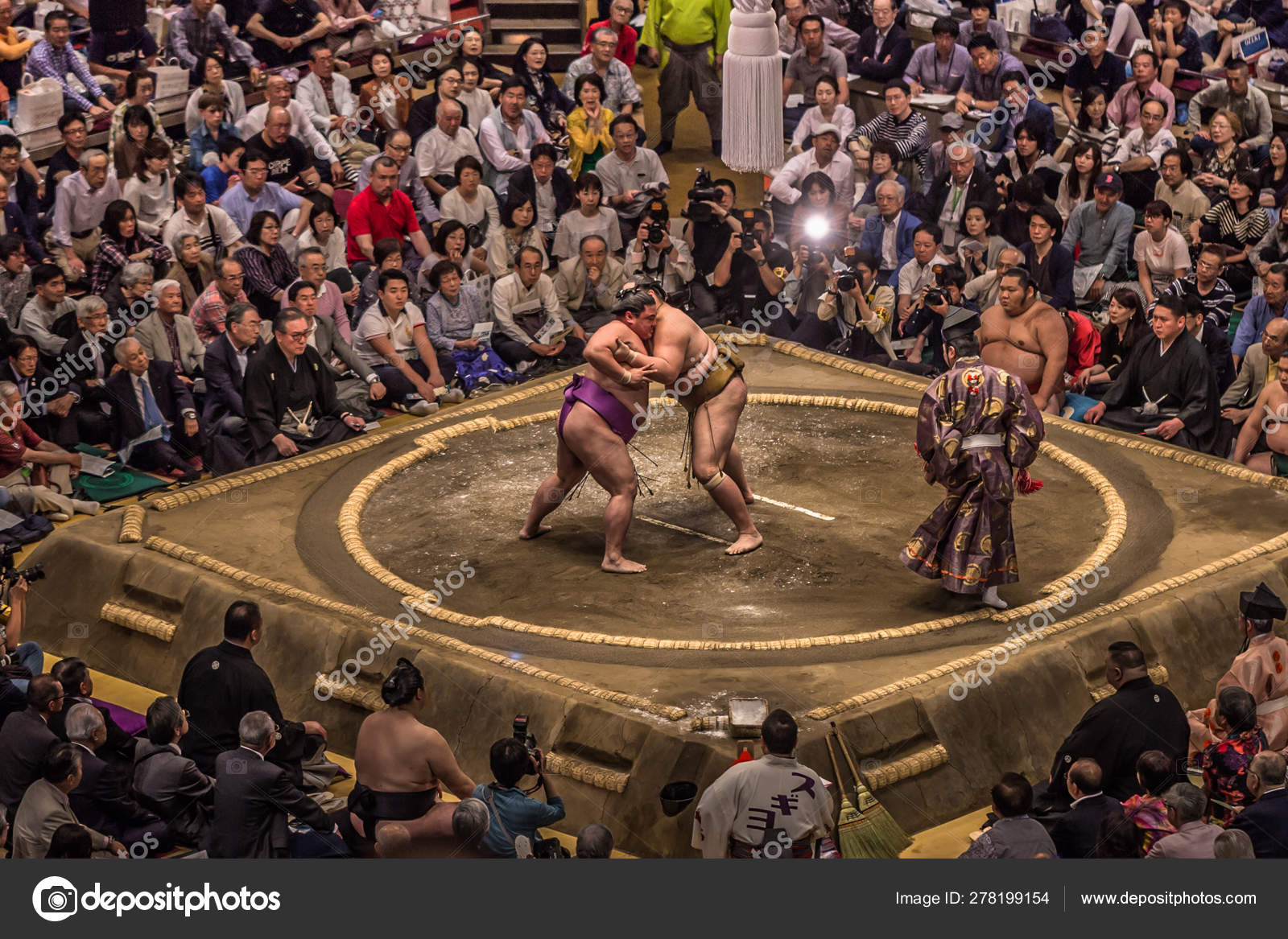 Tokio - 19 de mayo de 2019: Sumo lucha libre en la arena Ryogoku ...
