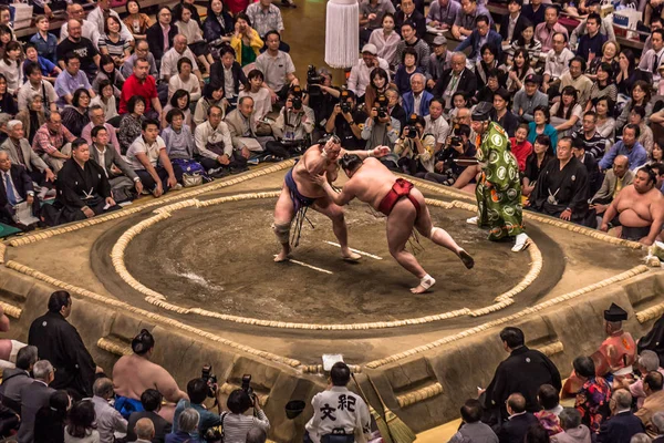 La lucha de sumo fotos de stock, imágenes de La lucha de sumo sin ...