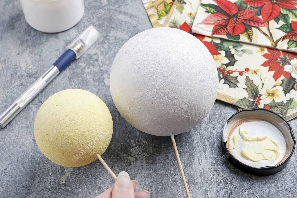 Cómo hacer una bola de Navidad con la técnica de decoupage 2022