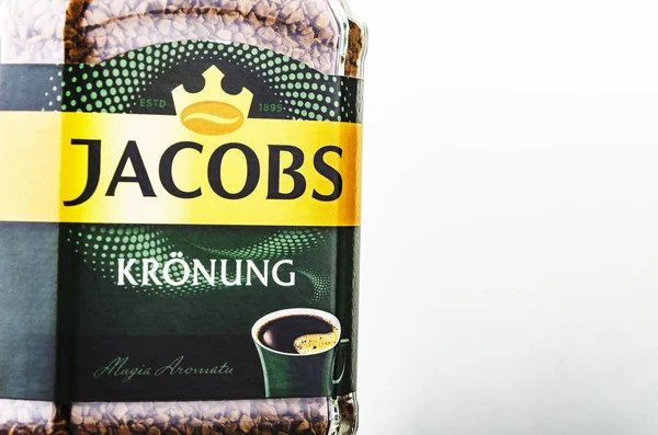 Café Jacobs Kronung aislado sobre fondo degradado. Jacobs es una marca ...