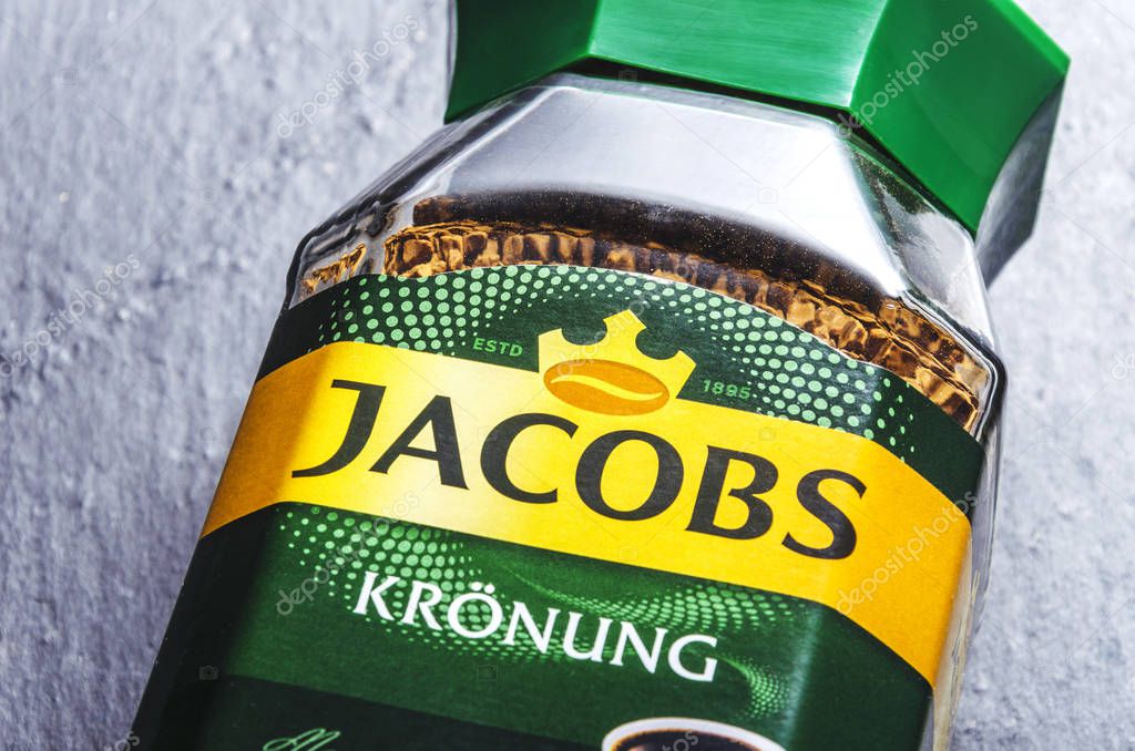 Café Jacobs Kronung aislado sobre fondo degradado. Jacobs es una marca ...