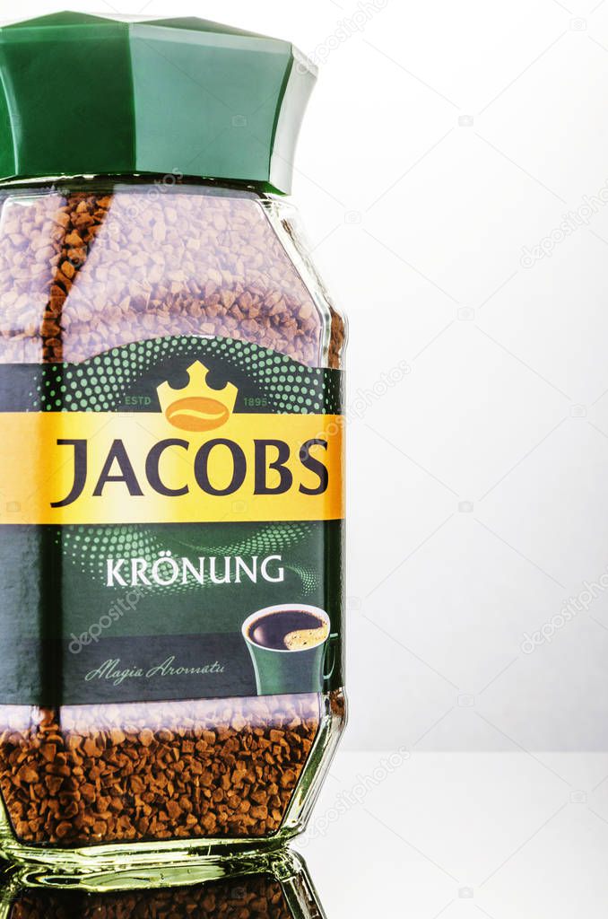 Café Jacobs Kronung aislado sobre fondo degradado. Jacobs es una marca ...