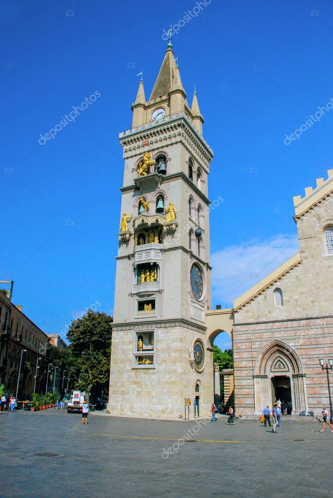 ITALIA, MESSINA SICILIA 28.09.2009: Catedral de Messina Duomo con reloj ...