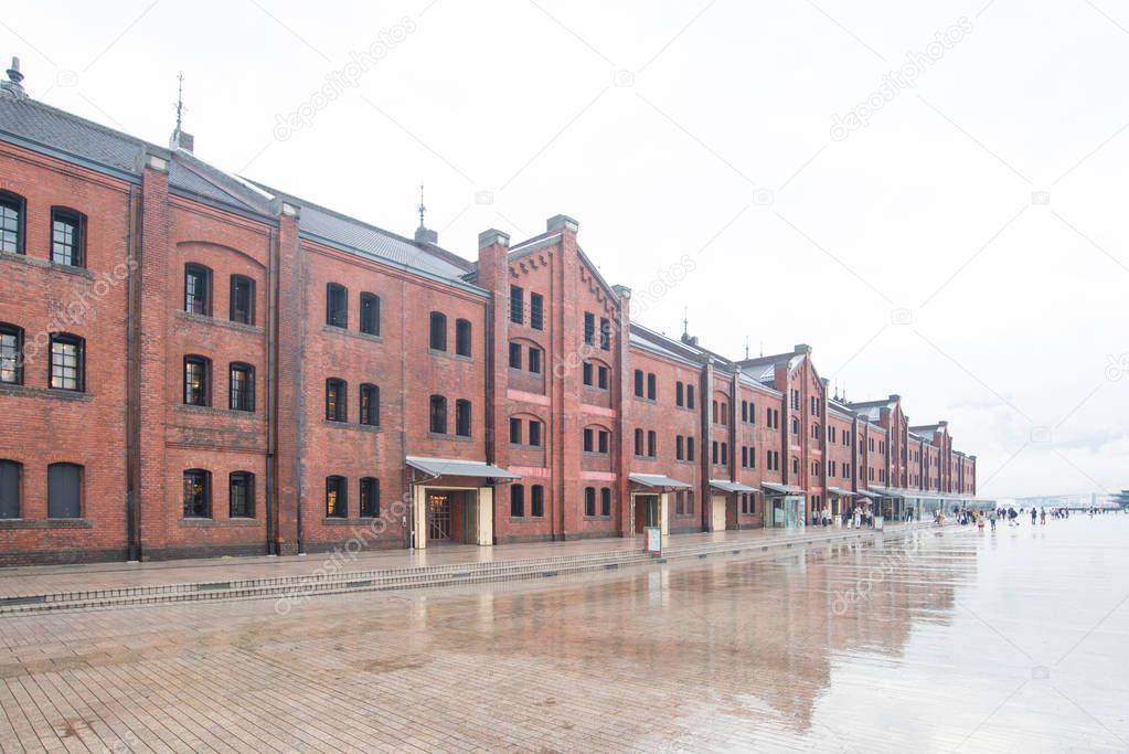 La gente visita Yokohama Red ladrillo Almac n despu s de la ca da de la ...