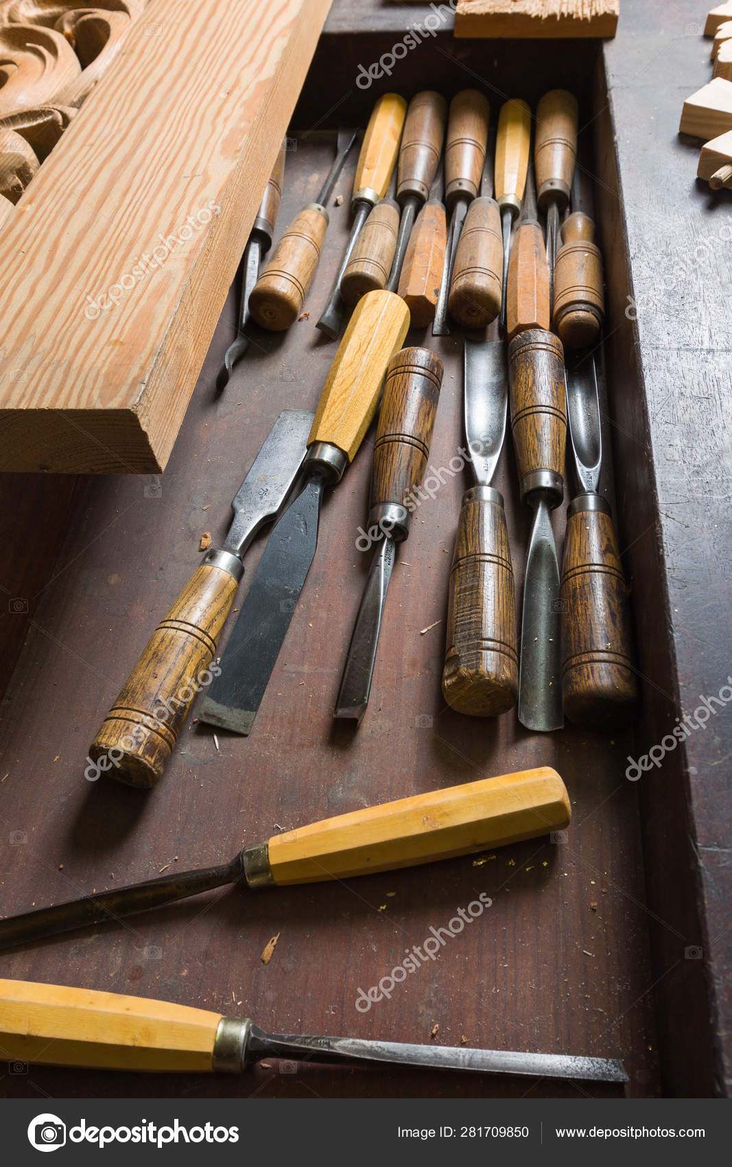 Set of gouges for carving wood on bench — Stock Photo © elbuenodehal ...