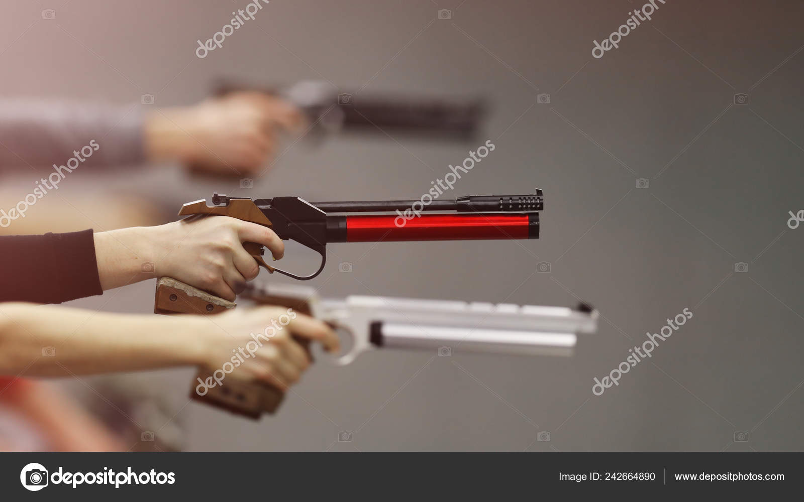 Mano Del Hombre Que Dispara Desde Una Pistola Neumática Profesional ...