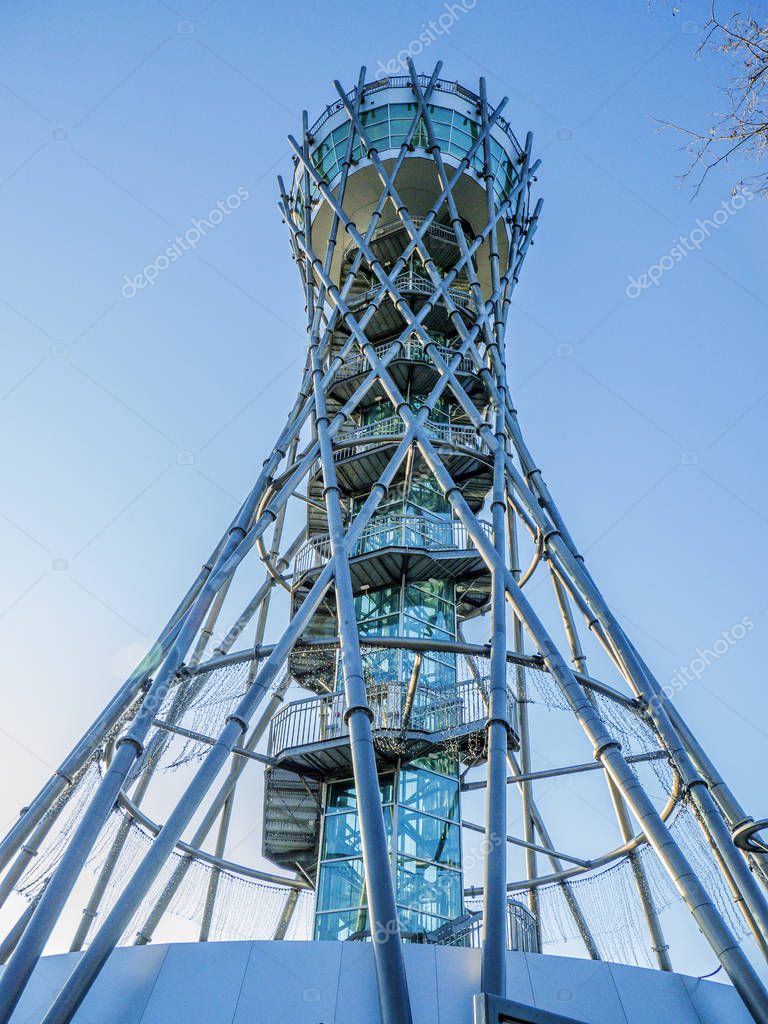 La torre de vigilancia Vinarium Lendava, de 53,3 metros de altura ofrece una hermosa vista de ...