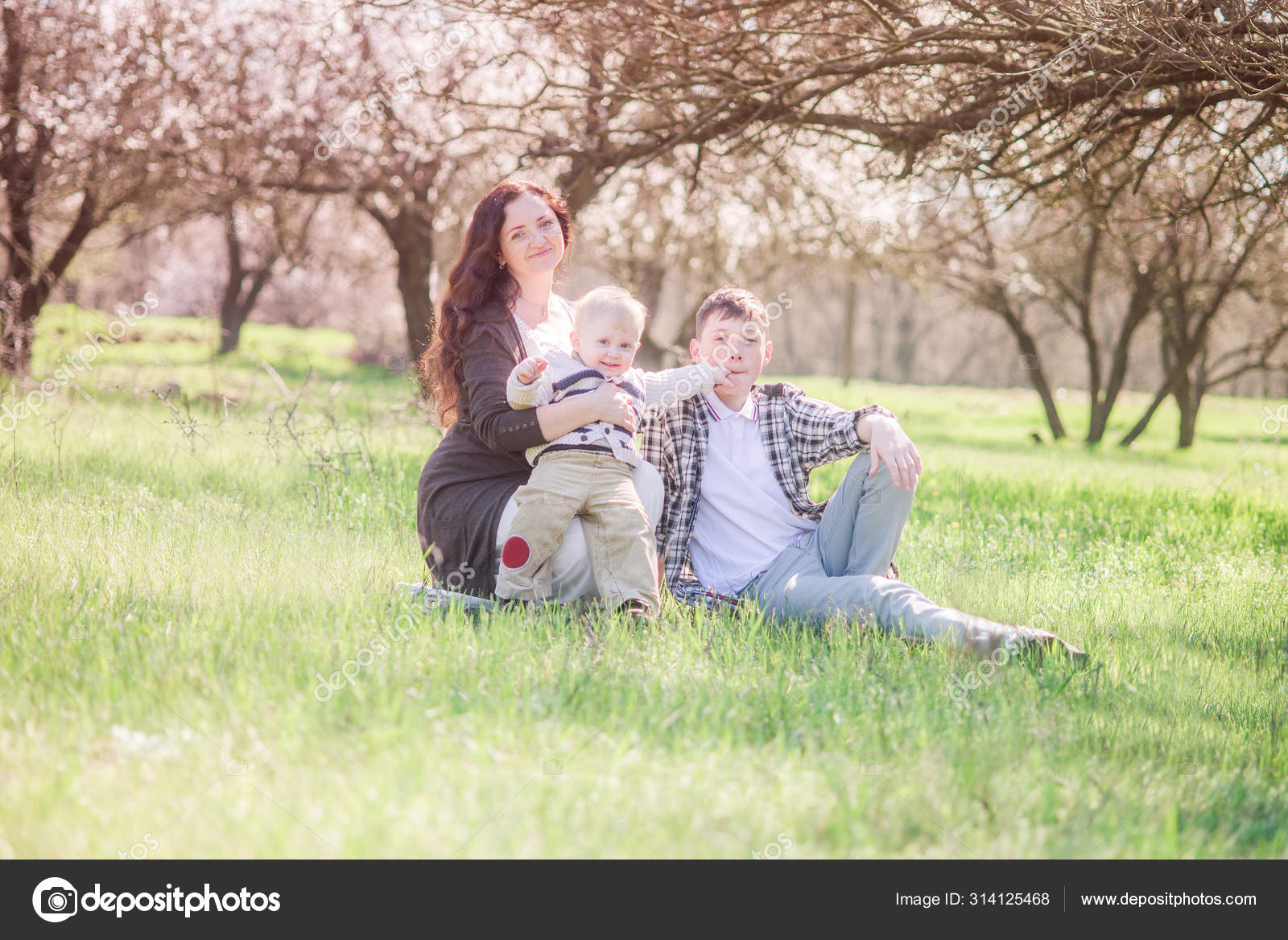 Family Spring Park Spring Flowers Young Mother Long Dark Hair — Stock ...