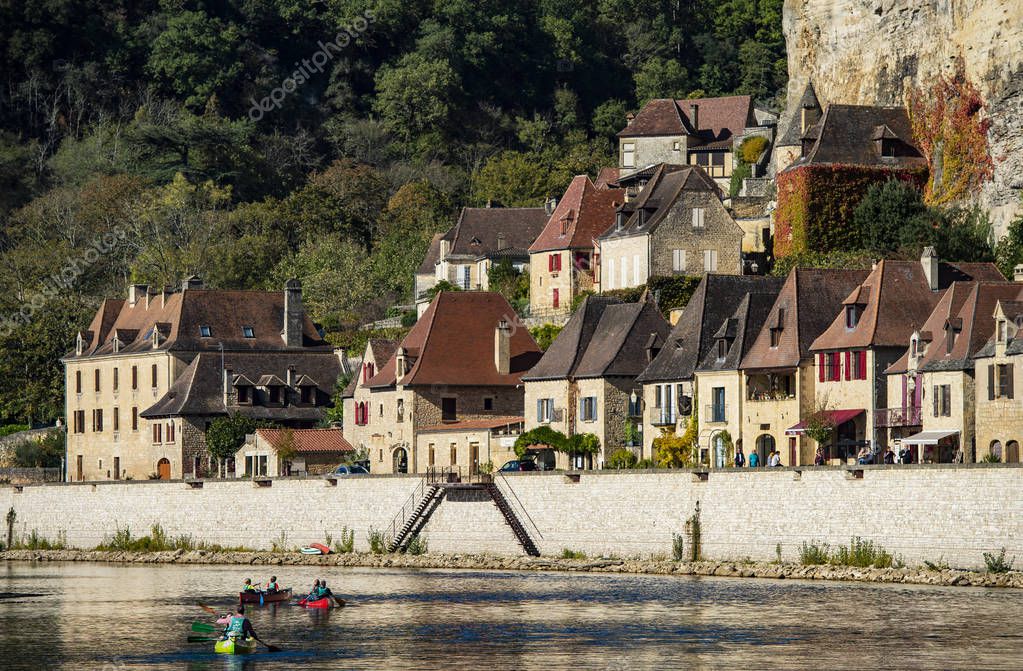 La Roque Gageac, uno de los pueblos más bellos de Francia, es un ...