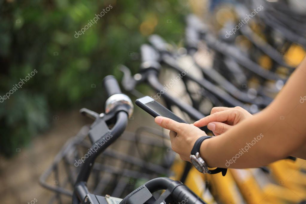 Manos usando el teléfono inteligente escaneando el código QR de la ...