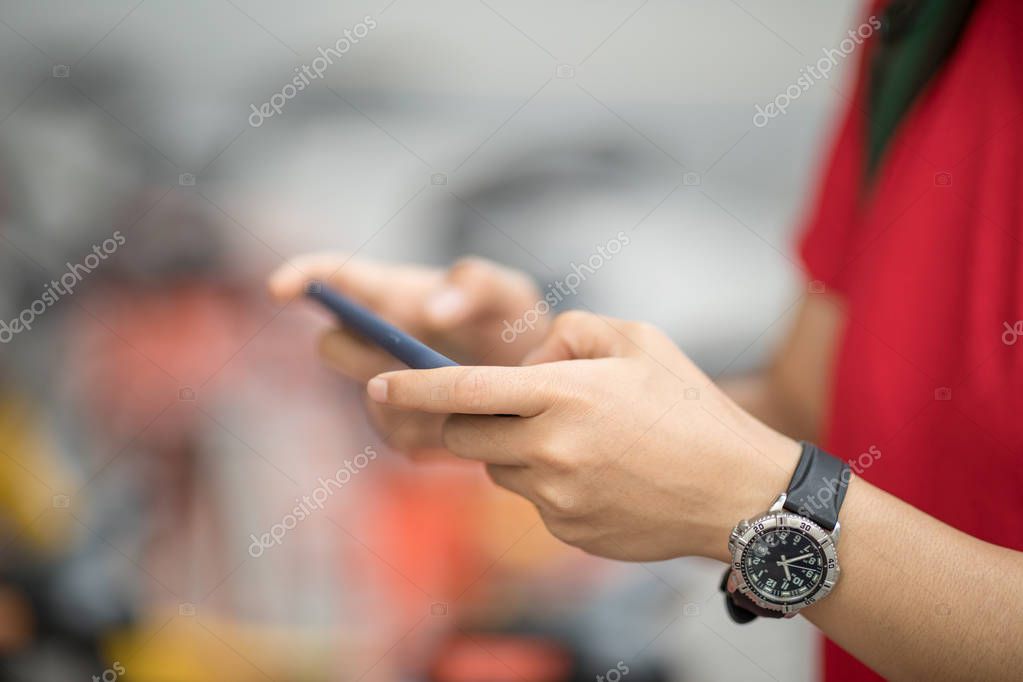 Manos usando el teléfono inteligente escaneando el código QR de la ...