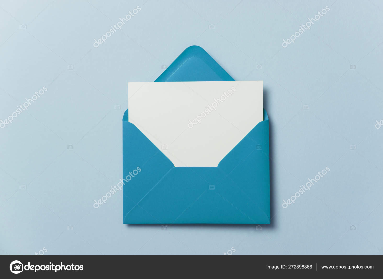 Tomt vitt kort med blått papper kuvert mall mock up — Stockfotografi ...