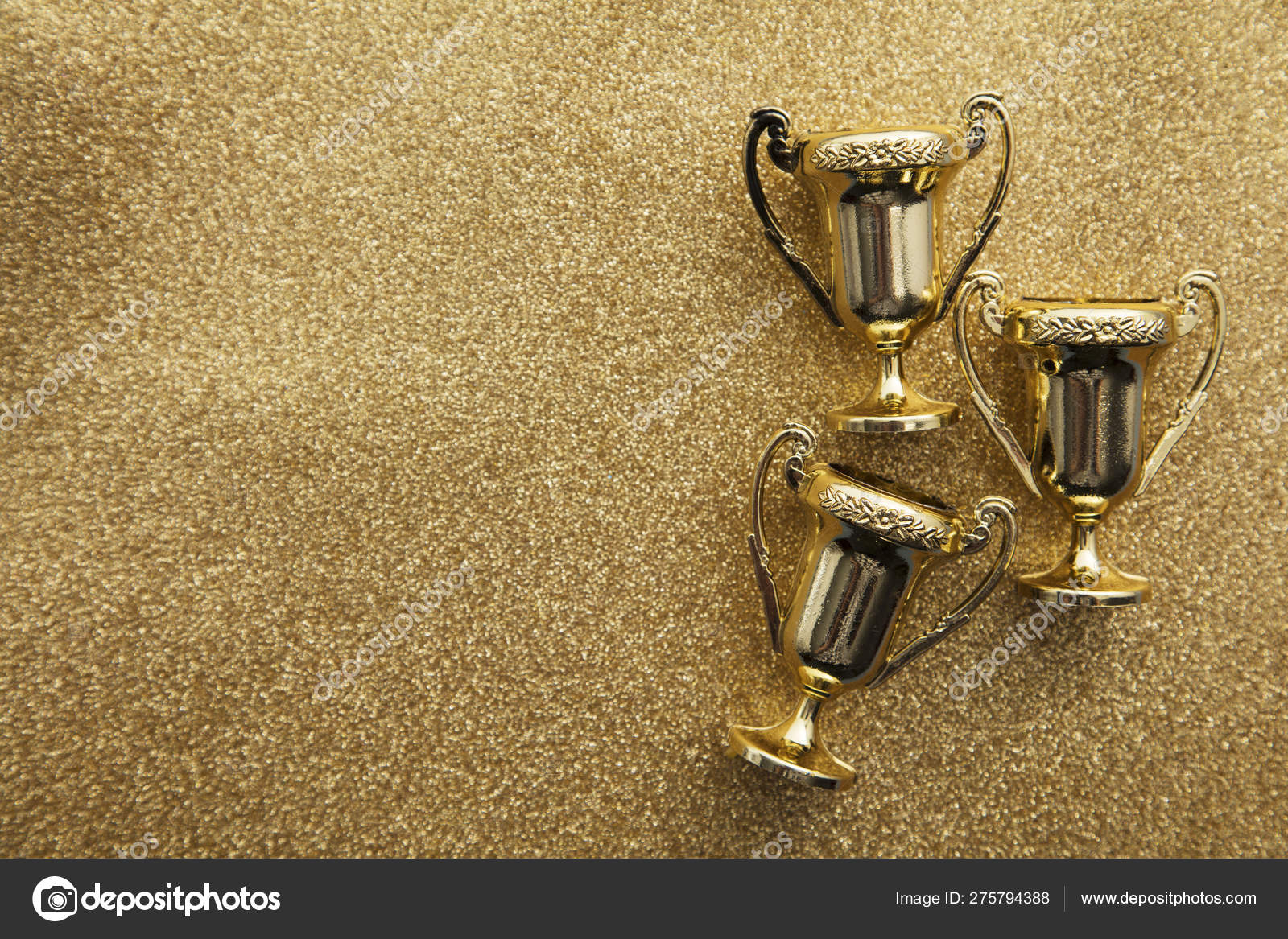 Pemenang emas piala prestasi pada latar belakang glitter emas — Stok ...