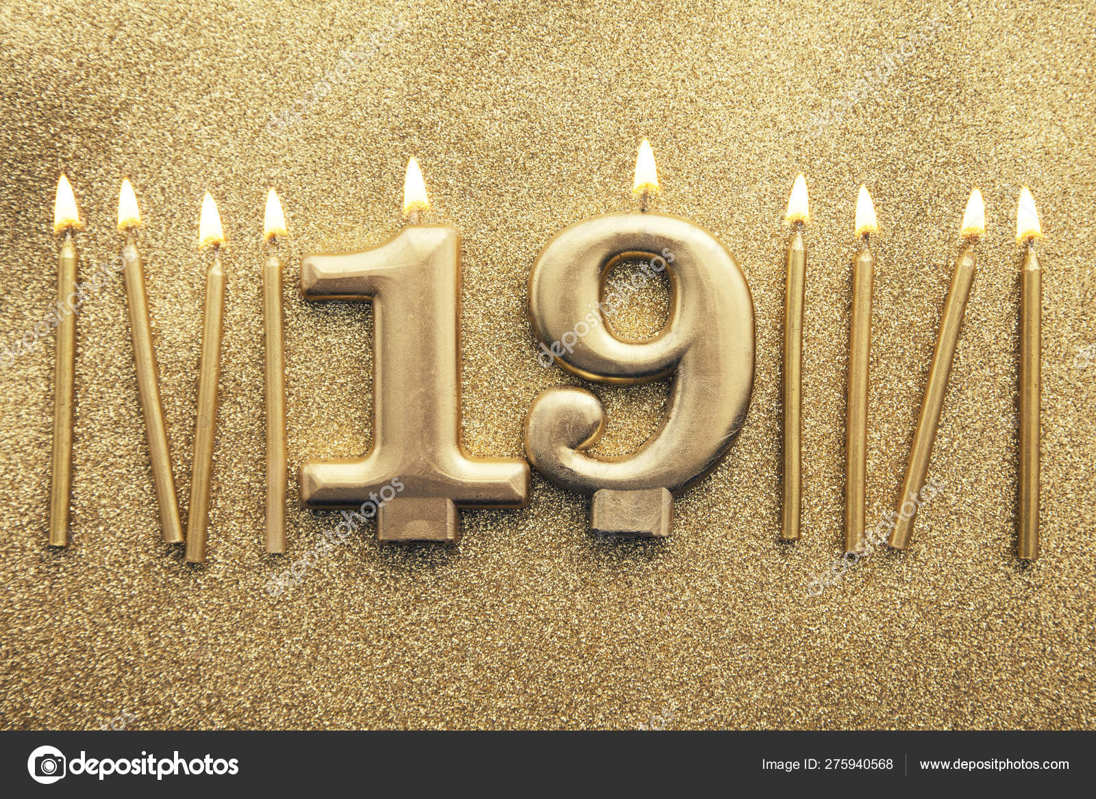 Fotos de Número 19 vela de celebración de oro sobre un fondo de brillo ...