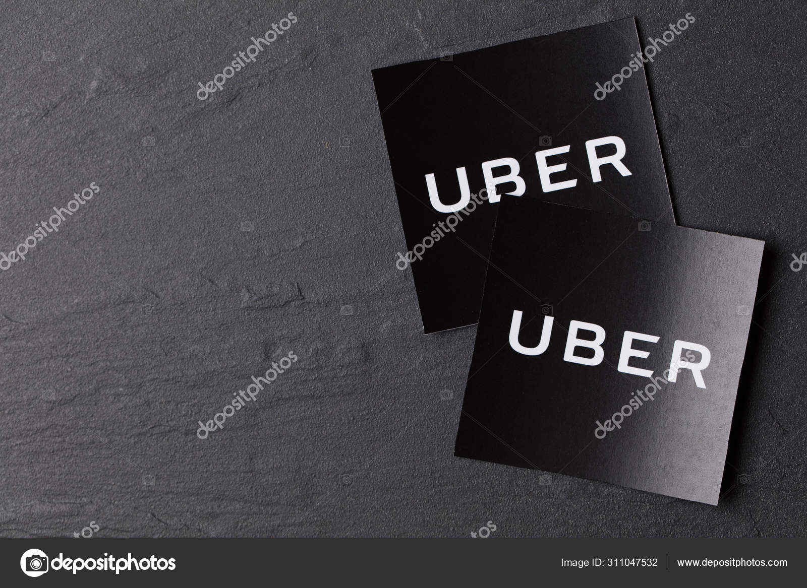 Una fotografía del logo de Uber. Uber es un popular estilo de taxi tra ...